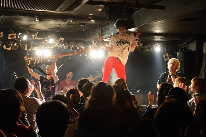 【ライブレポート】SUNDAYS、サポート新メンバーはaki | BARKS