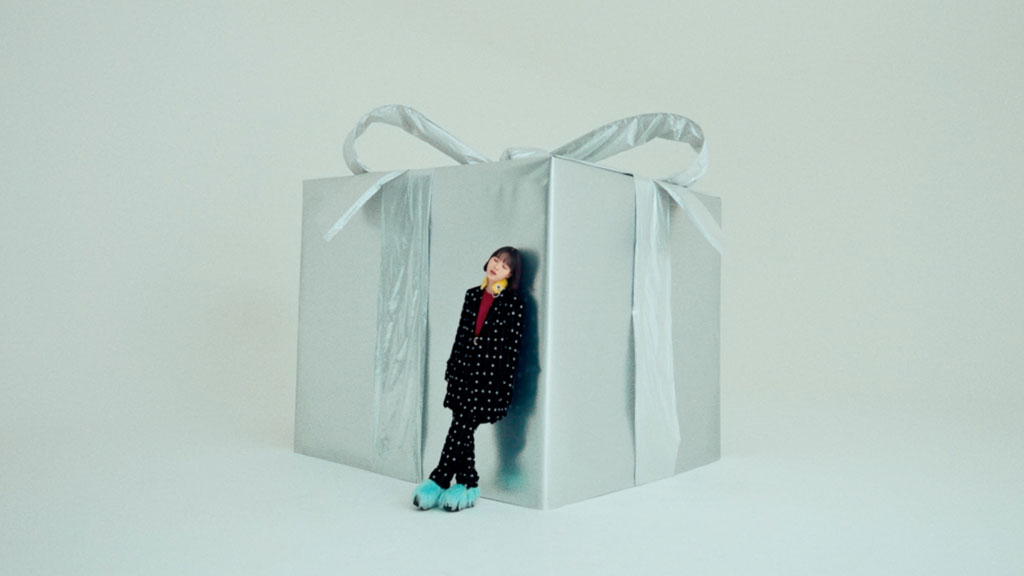 TOMOO、新曲「Present」リリース＆MV公開「幸せな気持ち、ワクワクを届けられたら」 | BARKS