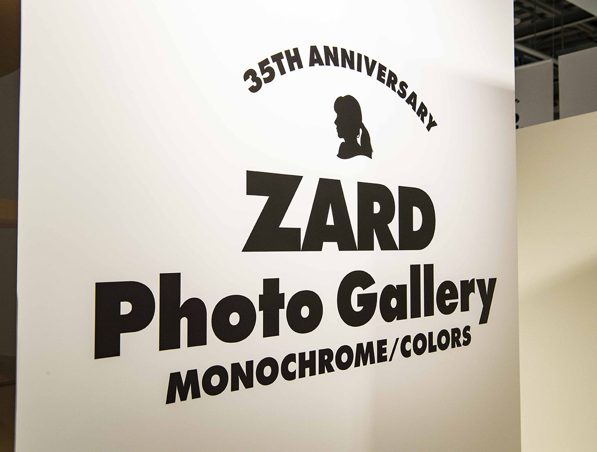 ZARD、デビュー35周年記念写真展に約120点の写真や衣装展示ほか映像上映も | BARKS