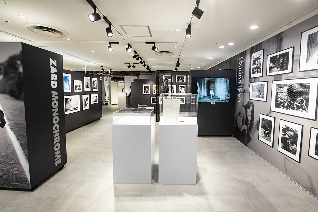 ZARD、デビュー35周年記念写真展に約120点の写真や衣装展示ほか映像上映も | BARKS