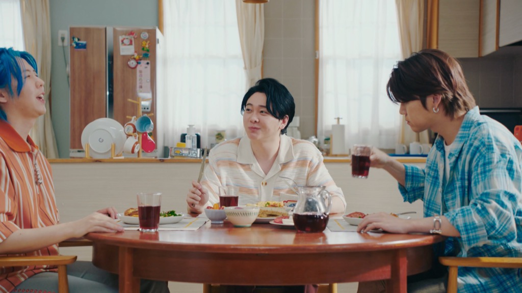 Mrs. GREEN APPLE、3年ぶりとなる“ダンスミュージックビデオ“を「breakfast」MVで披露 | BARKS