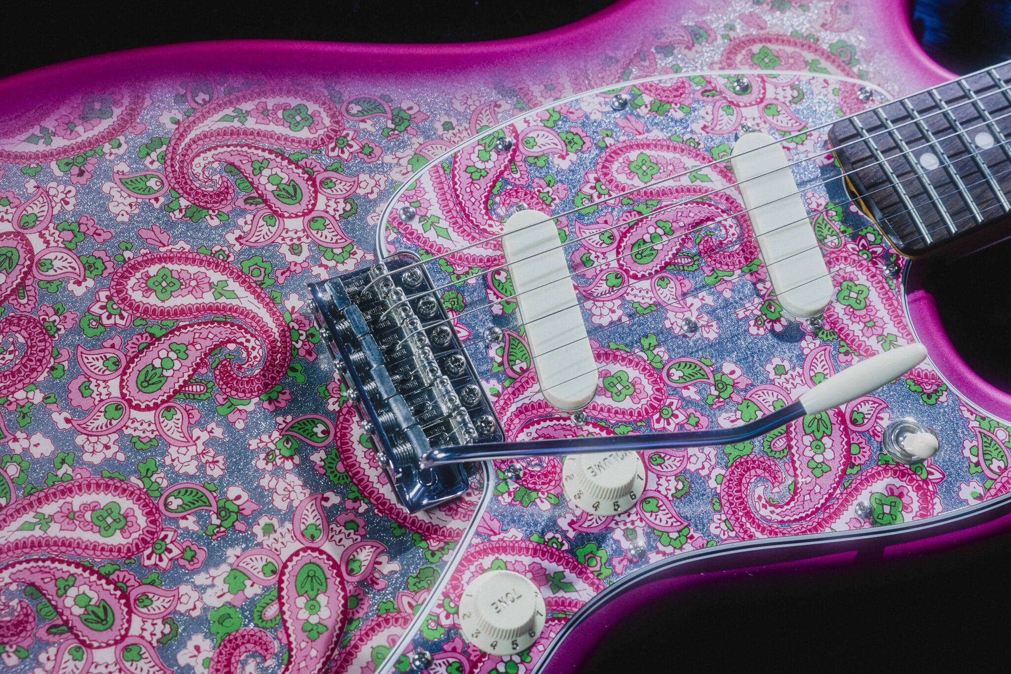 ペイズリー・ムスタングの新Charモデル新登場、「2本目はこれにしたらいいんじゃないかな（笑）」 | BARKS