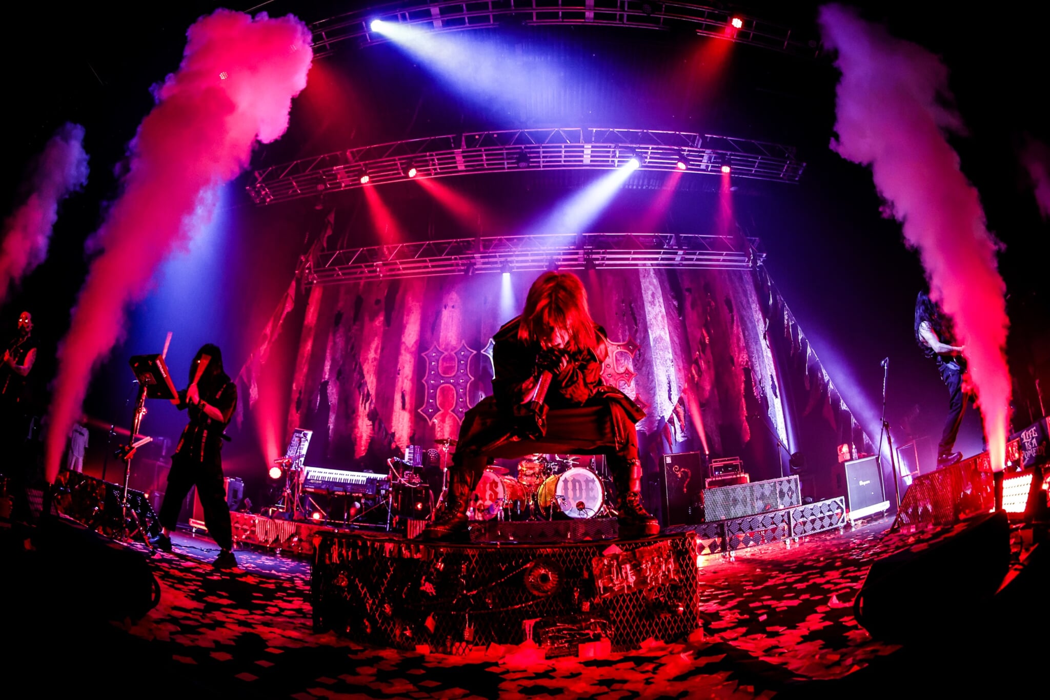 【ライヴレポート】HYDE、ワールドツアー＜HYDE [INSIDE]＞より“BEAUTY & THE BEAST”神奈川公演で「男子！ 女子！ 命を燃やせ！」 | BARKS