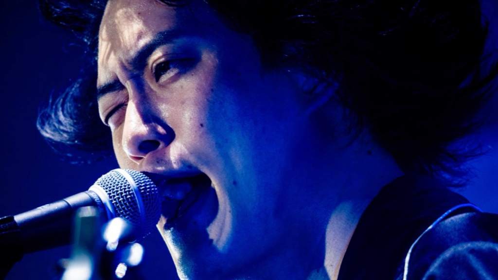 粗品、2ndアルバム『佐々木直人』発売決定。収録曲「ビームソードで斬れたらいいのに」を先行配信＆MV公開 | BARKS