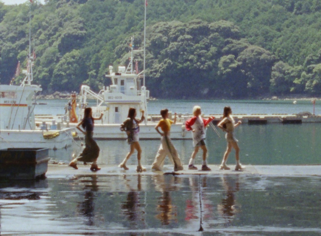 i-dle、JAPAN 1st EPをリリース。リード曲「どうしよっかな」MVにファーストサマーウイカがカメオ出演 | BARKS