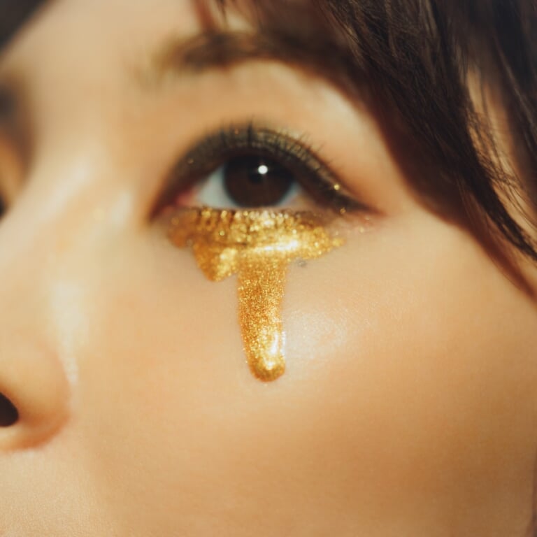 家入レオ、ドラマ『ESCAPE それは誘拐のはずだった』主題歌「Mirror feat.斎藤宏介」配信リリース&MV公開決定。斎藤宏介とのコラボアー写公開も | BARKS